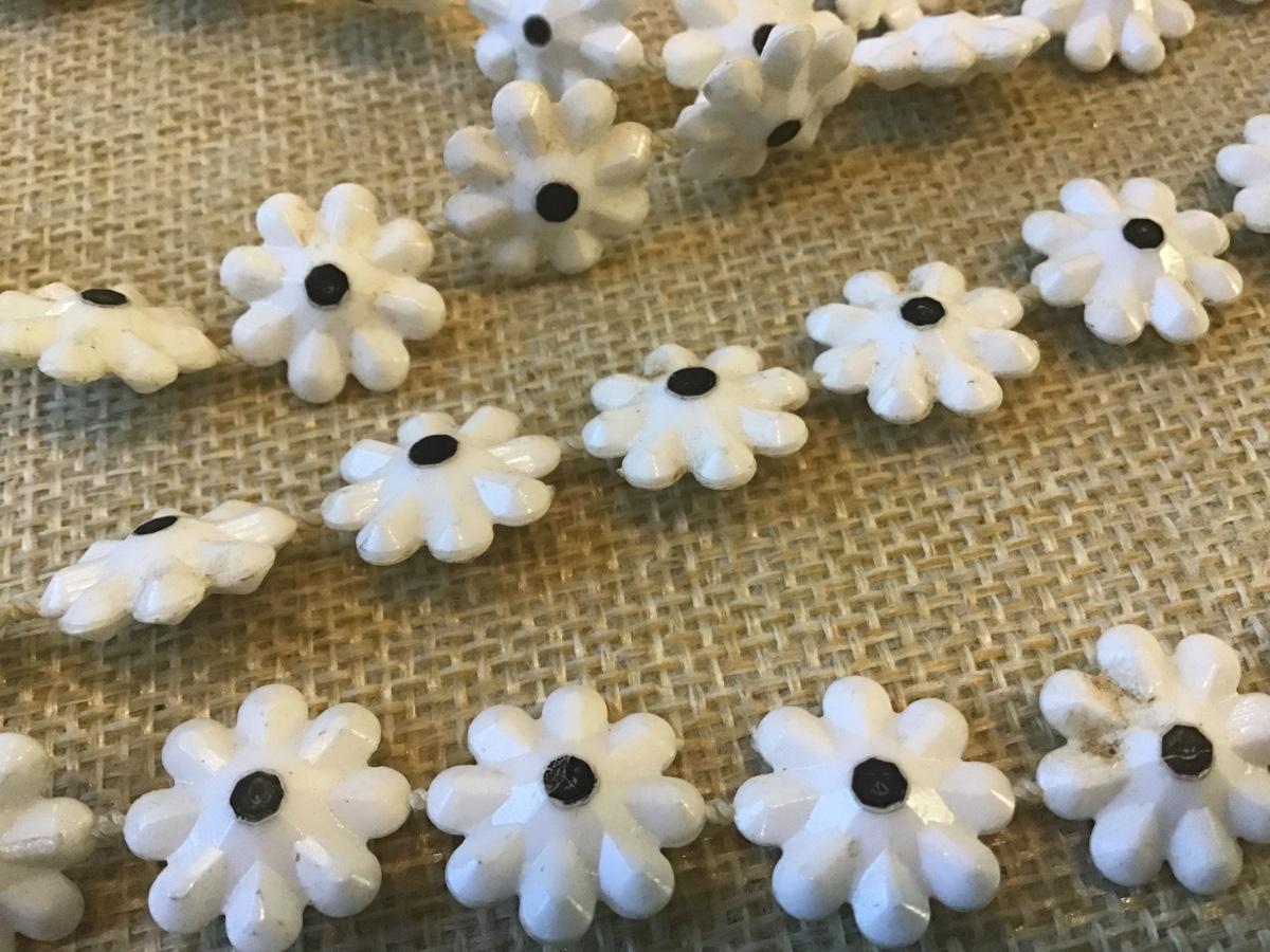 Daisy Chain Cluster 1960s Vintage White Plastic Petals Metal ...
