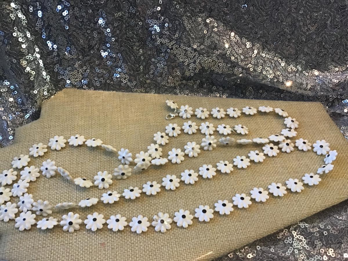 Daisy Chain Cluster 1960s Vintage White Plastic Petals Metal ...