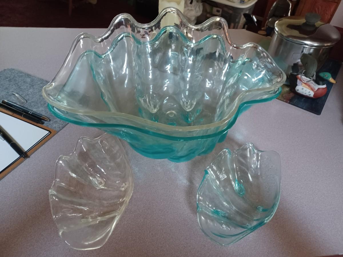 Clam Shell Acrylic Bowls 2 Serving w/2 small | EstateSales.org