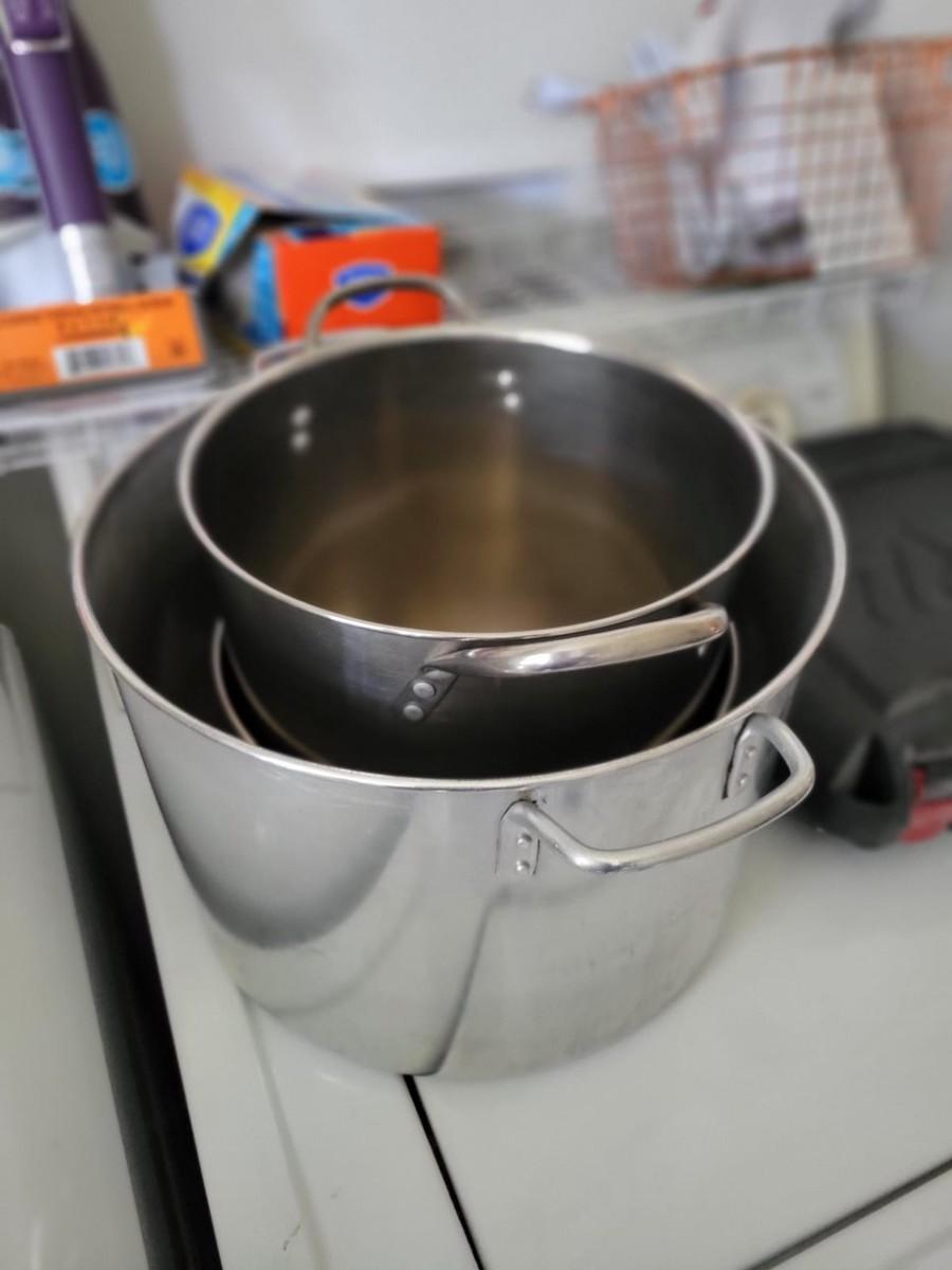 3 pots | EstateSales.org