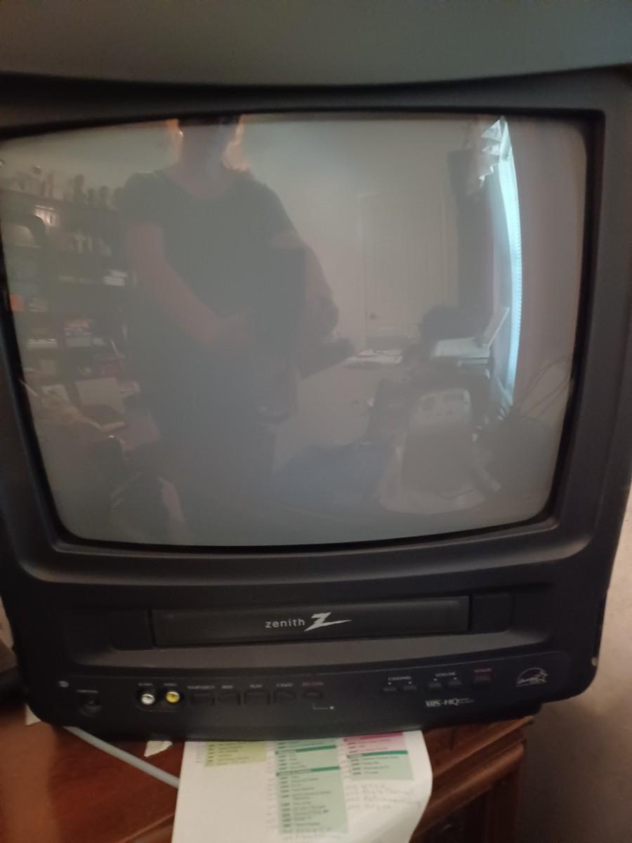 zenith tv w/vhs player | EstateSales.org