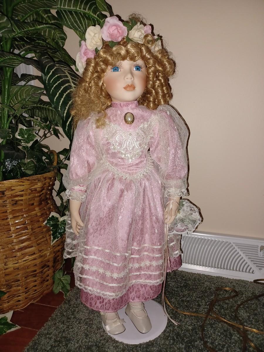 Porcelain Vintage dolls Rose collection | EstateSales.org