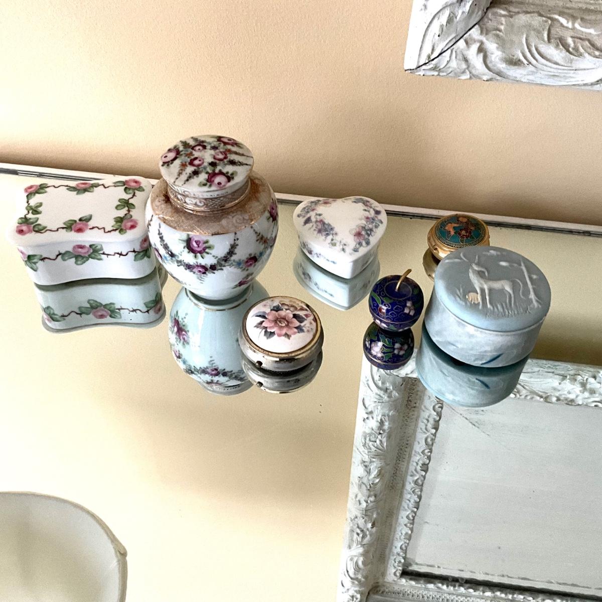 UB1205 Lot of Miniature Covered Porcelain Boxes | EstateSales.org