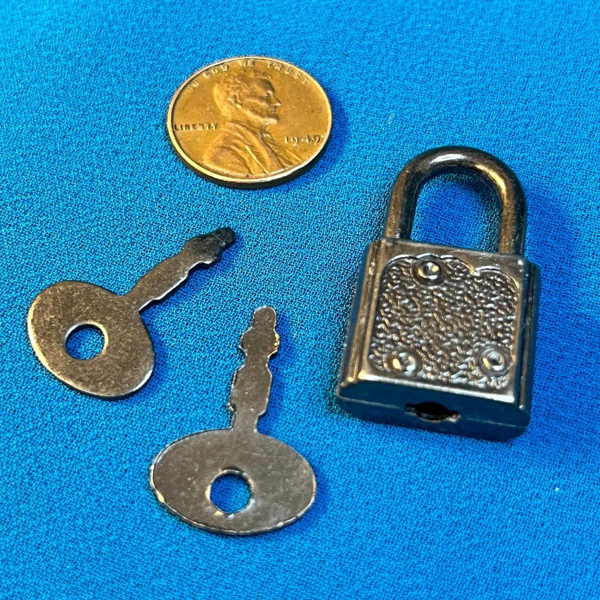 LITTLE METAL PADLOCK WITH 2 KEYS | EstateSales.org