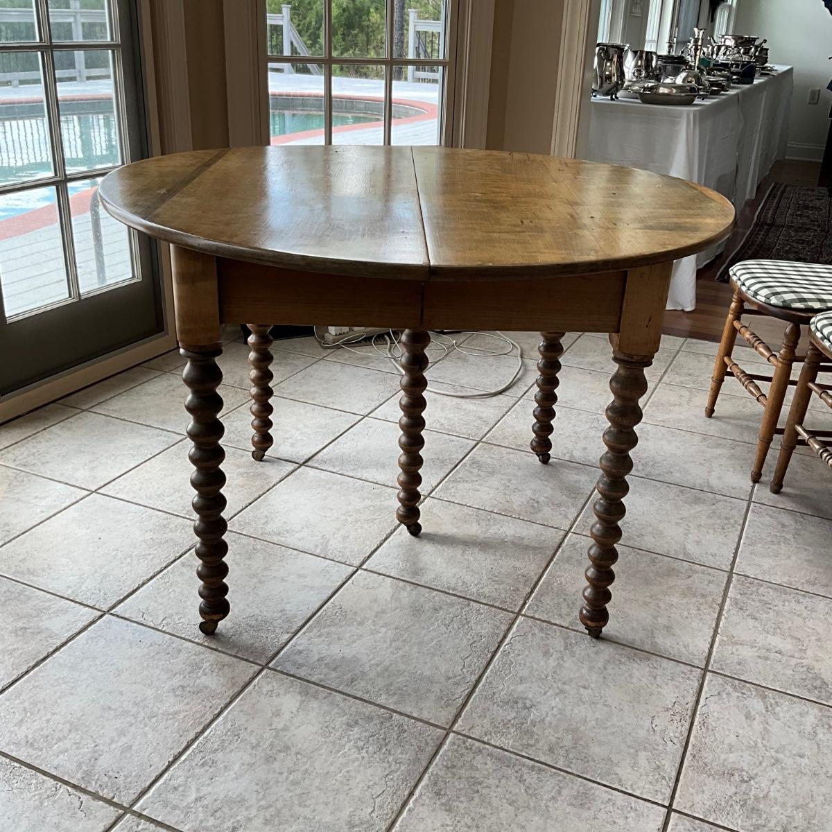 K1417 Antique Round Spool Leg Table | EstateSales.org