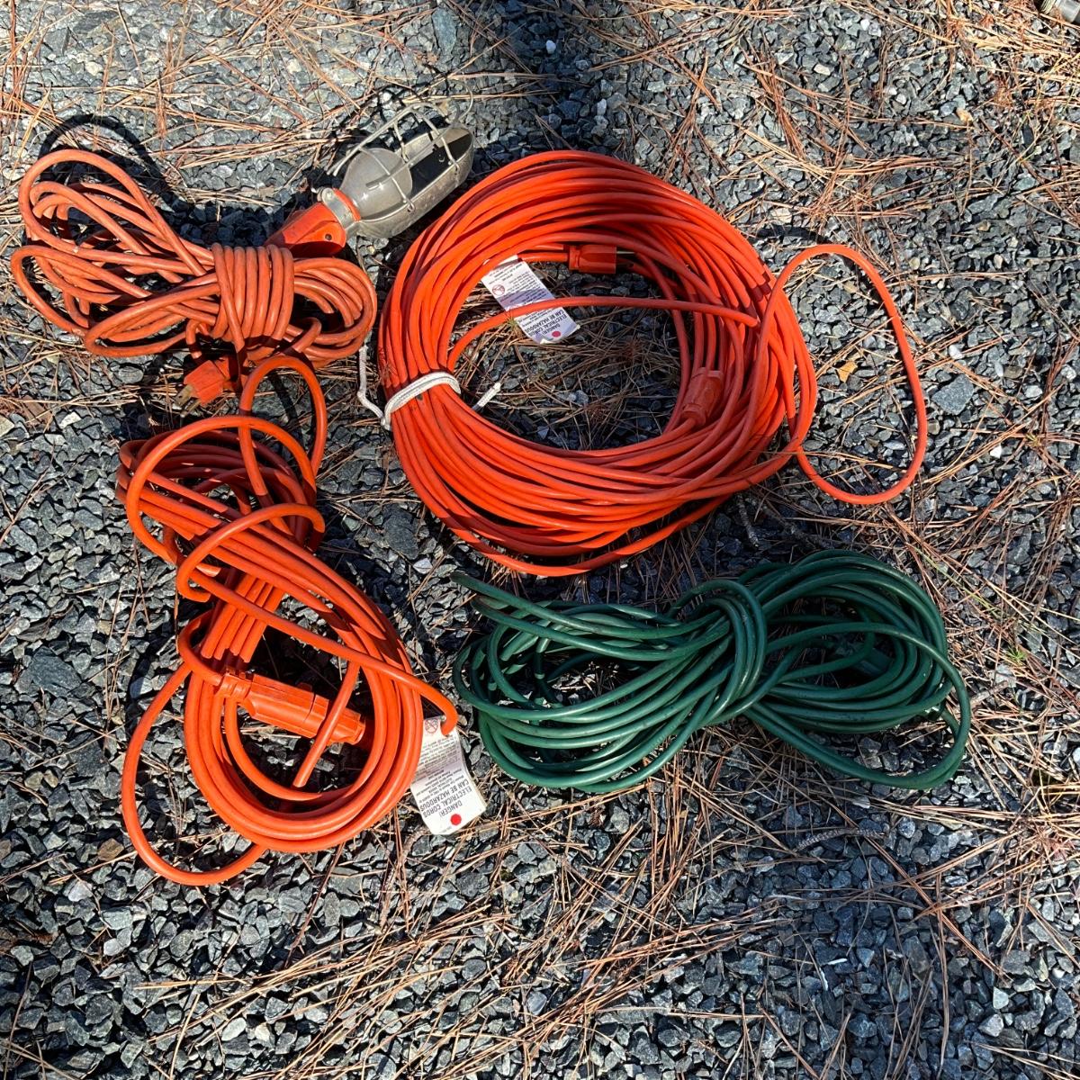 S1686 Lot of Outdoor Extension Cords various Lengths and one Clip Light ...