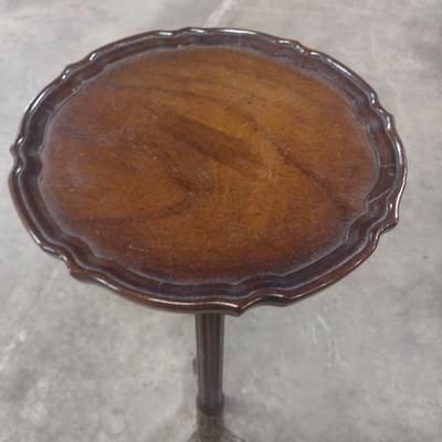 Vintage Solid Wood Pie Crust Plant Stand | EstateSales.org