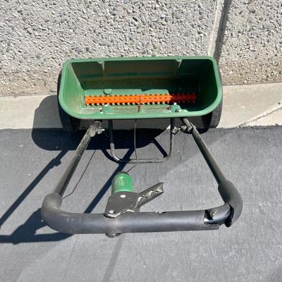 Scott’s Turf Builder Classic Drop Lawn Spreader | EstateSales.org