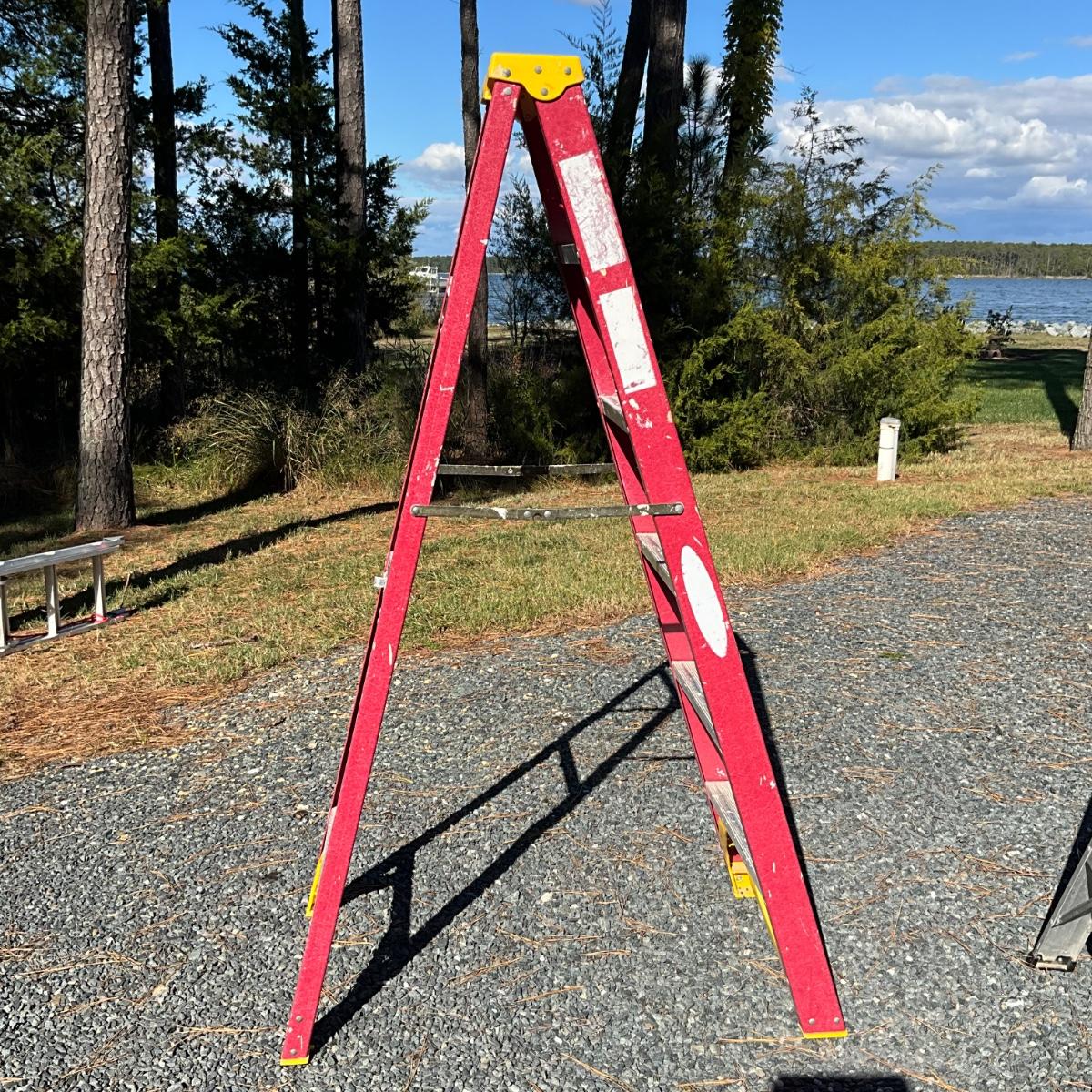 G1993 Lot of Red Fiberglass 6' Stepladder | EstateSales.org