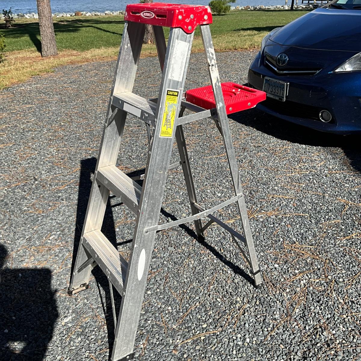 G1994 Werner 4' Aluminum Step Ladder | EstateSales.org