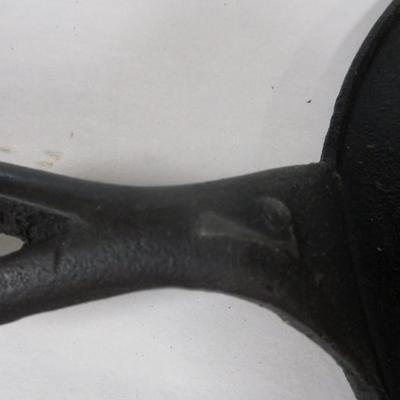 No. 7 Cast Iron Griddle | EstateSales.org