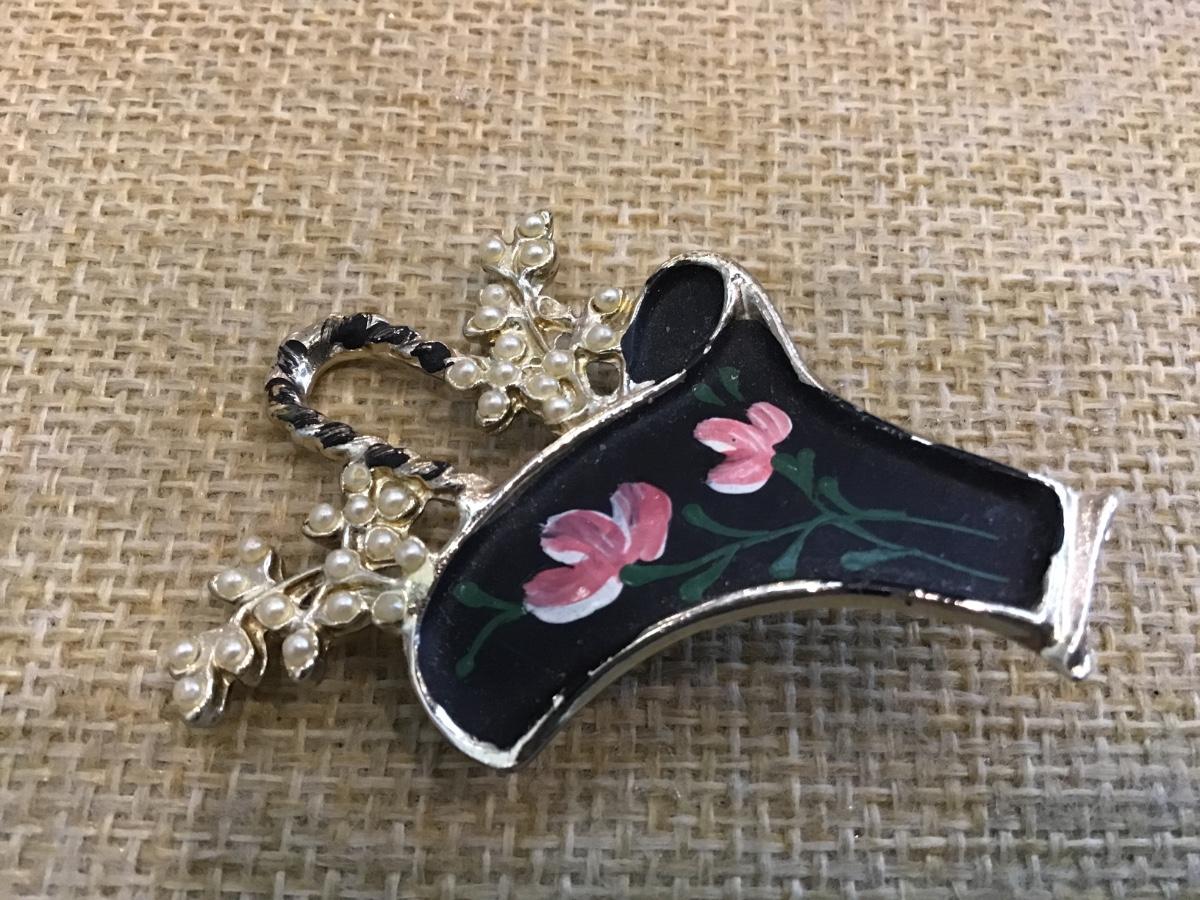 Vintage Pin | EstateSales.org