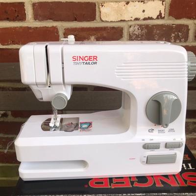 LOT 160M: Singer Tiny Tailor Mending Machine TT700 w/ Box & Manual & A ...