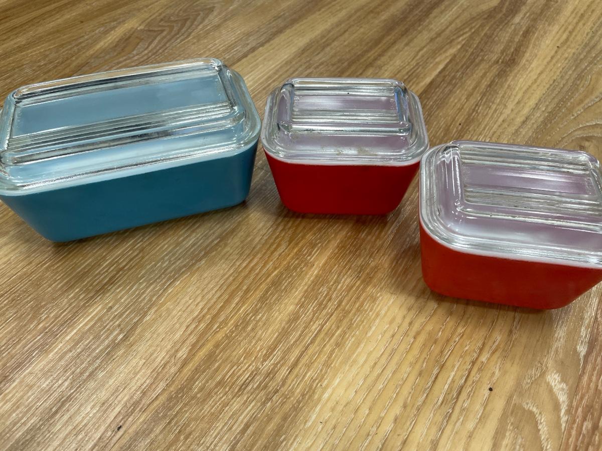 Vintage Pyrex fridgies | EstateSales.org