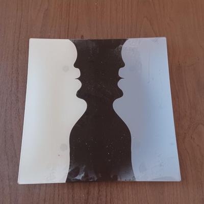 optical illusion plate | EstateSales.org