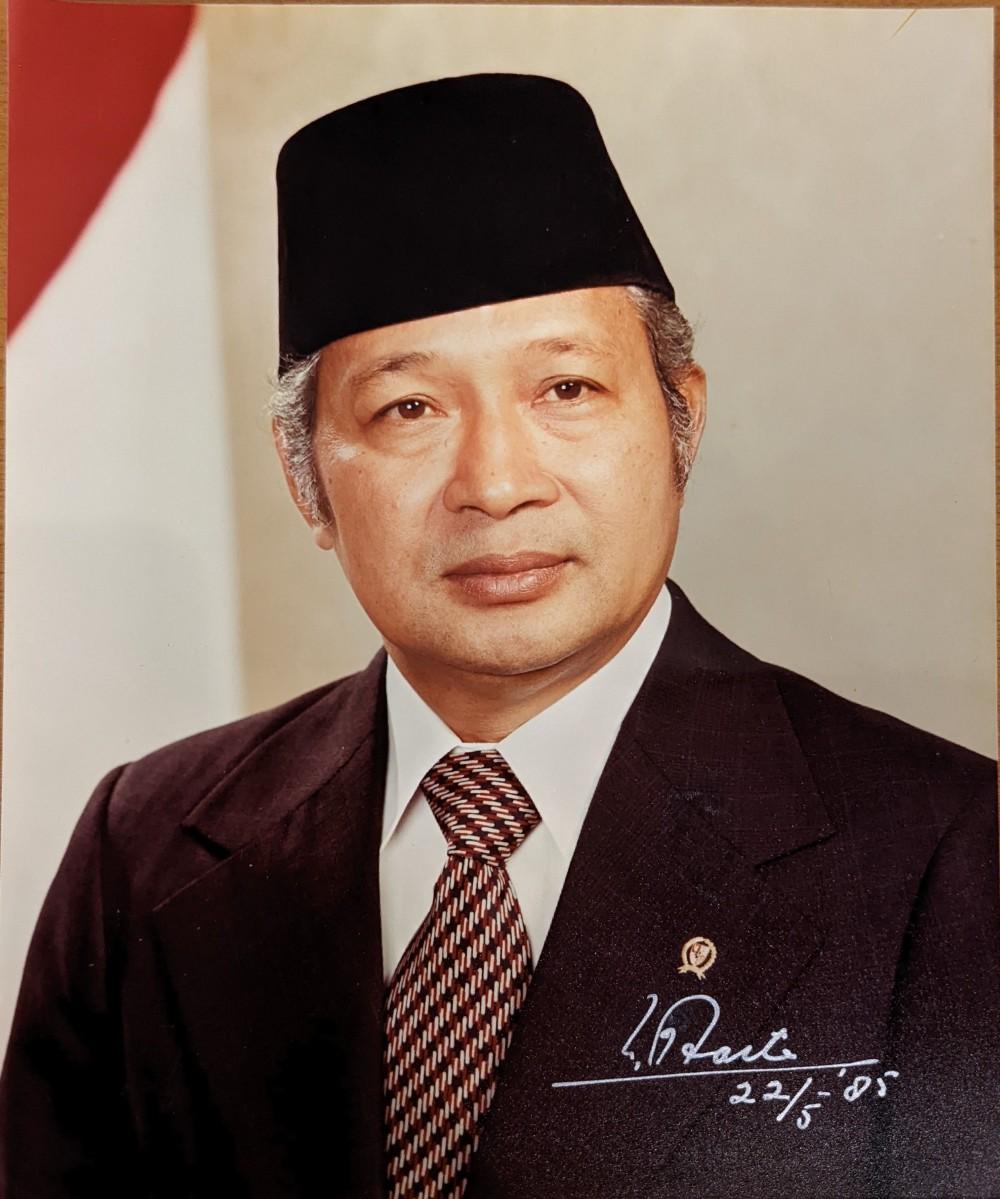 Indonesian President Suharto Signed Photo | EstateSales.org