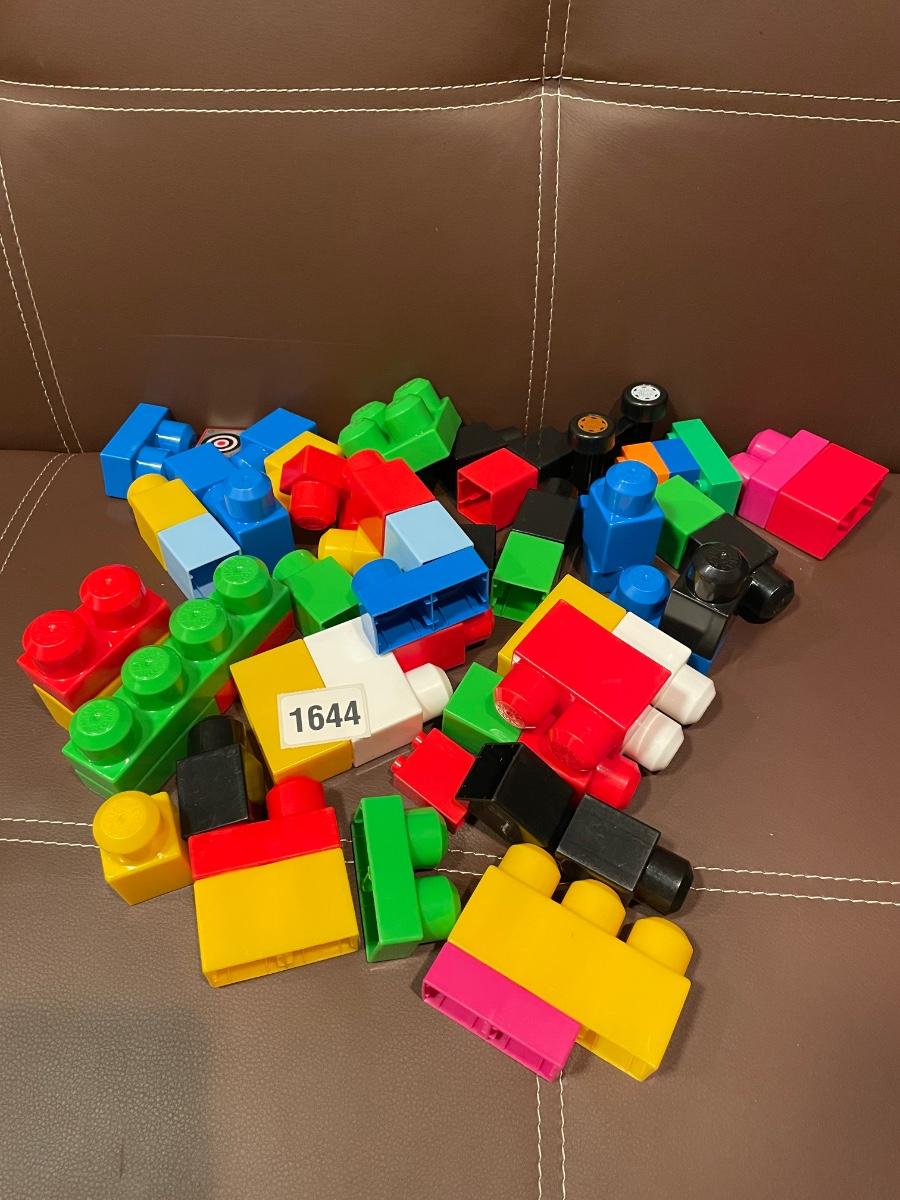 Duplo blocks | EstateSales.org