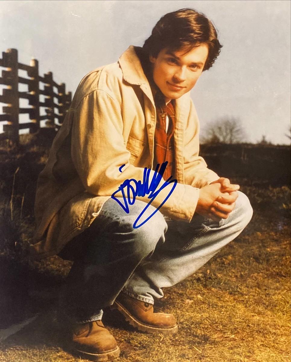 Tom Welling signed photo | EstateSales.org