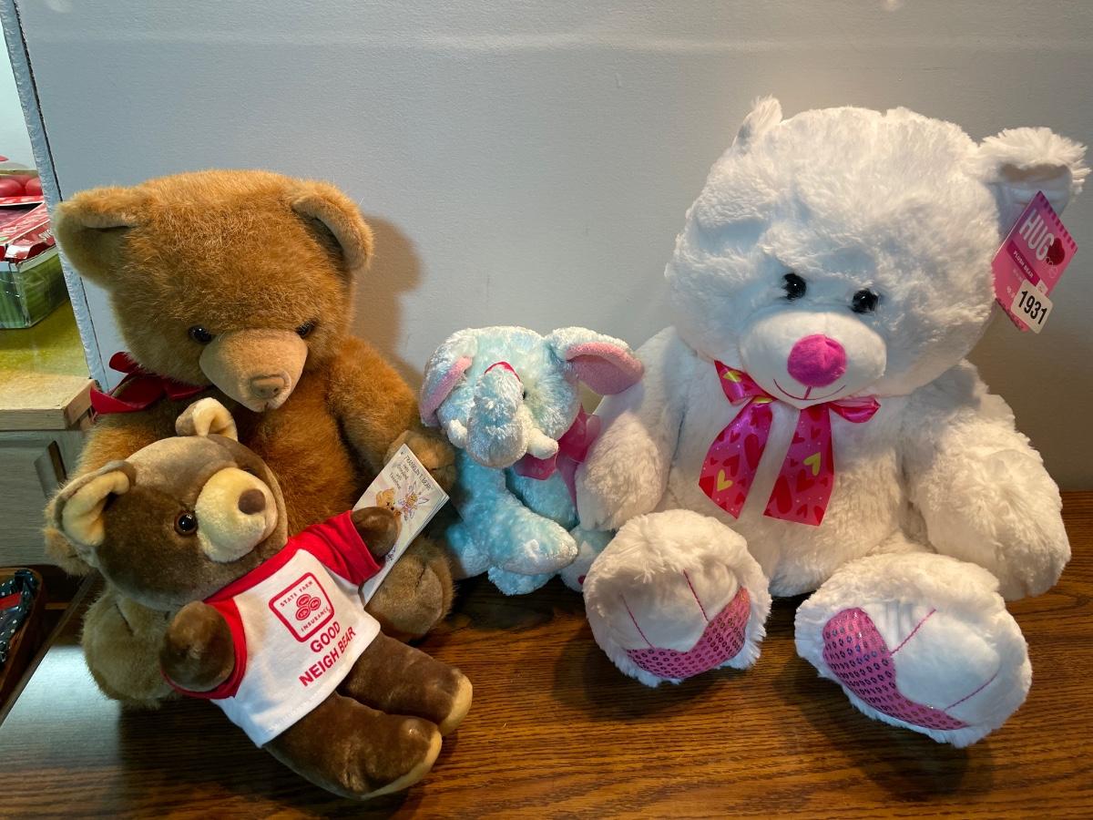 Stuffed animals | EstateSales.org