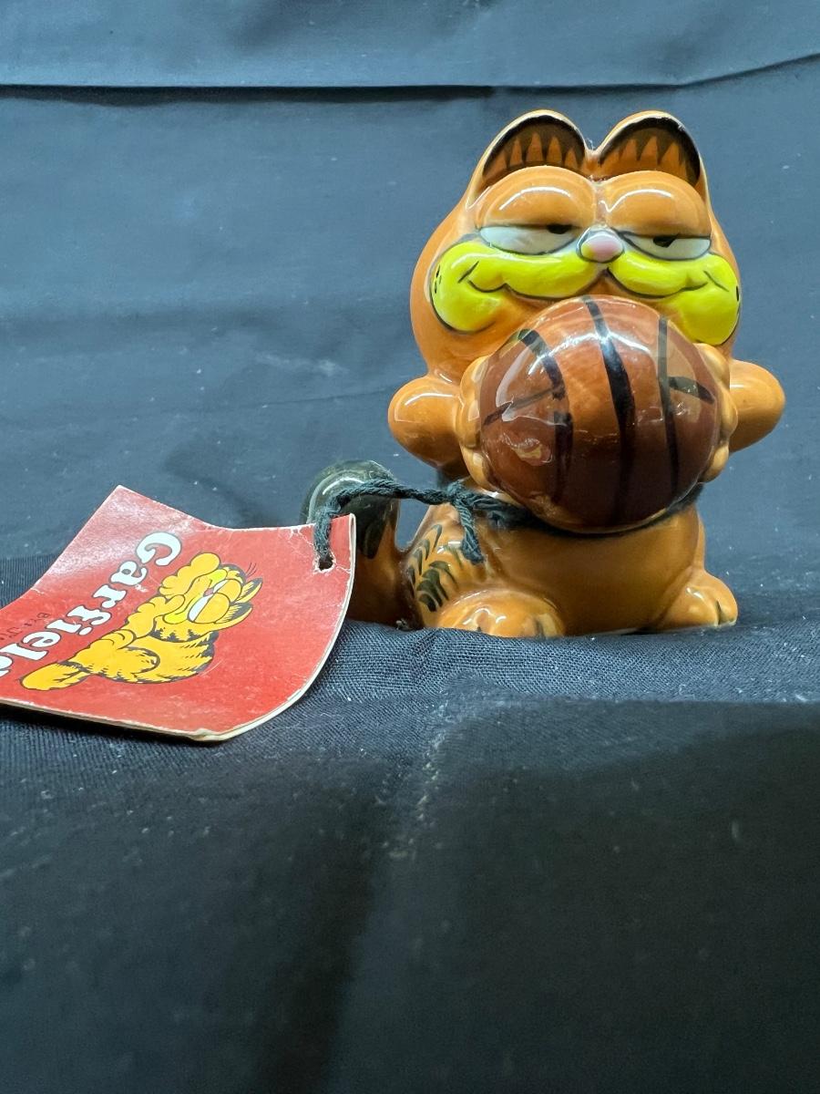 Garfield 1981 3" Figurine | EstateSales.org