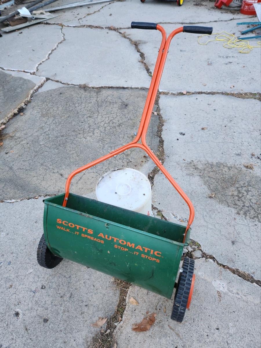 Lawn fertilizer spreader | EstateSales.org