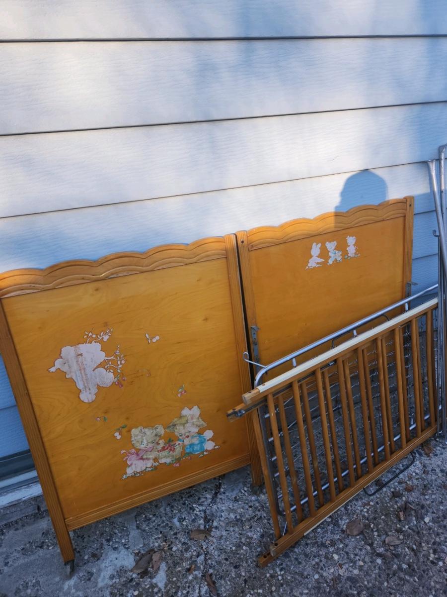 Vintage crib | EstateSales.org