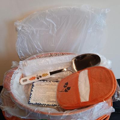 LOT 9K: Temp-Tations Old World Harvest Bakeware Set & Old World Set w ...