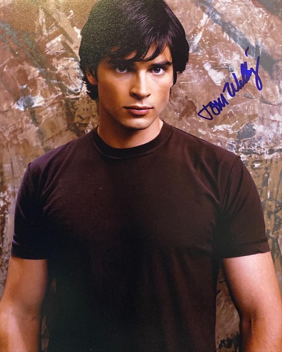 Tom Welling signed photo | EstateSales.org