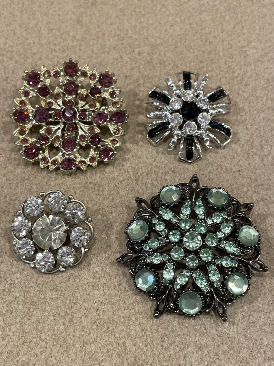 4 beautiful stone brooches | EstateSales.org