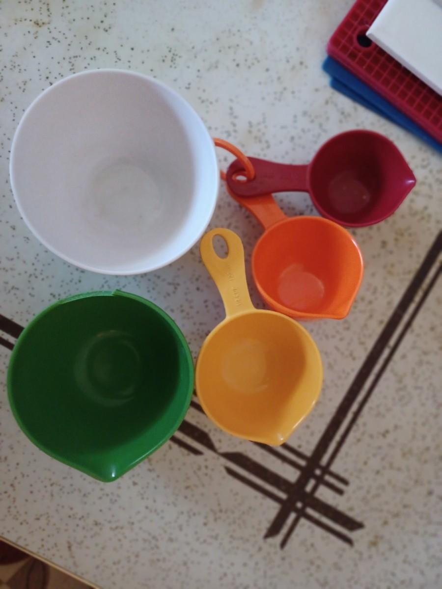colored measuring cups | EstateSales.org