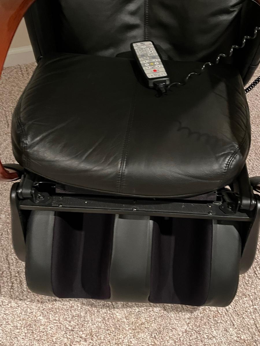 Lot 72b Interactive Health Htt 10 Crp Robotic Massage Chair