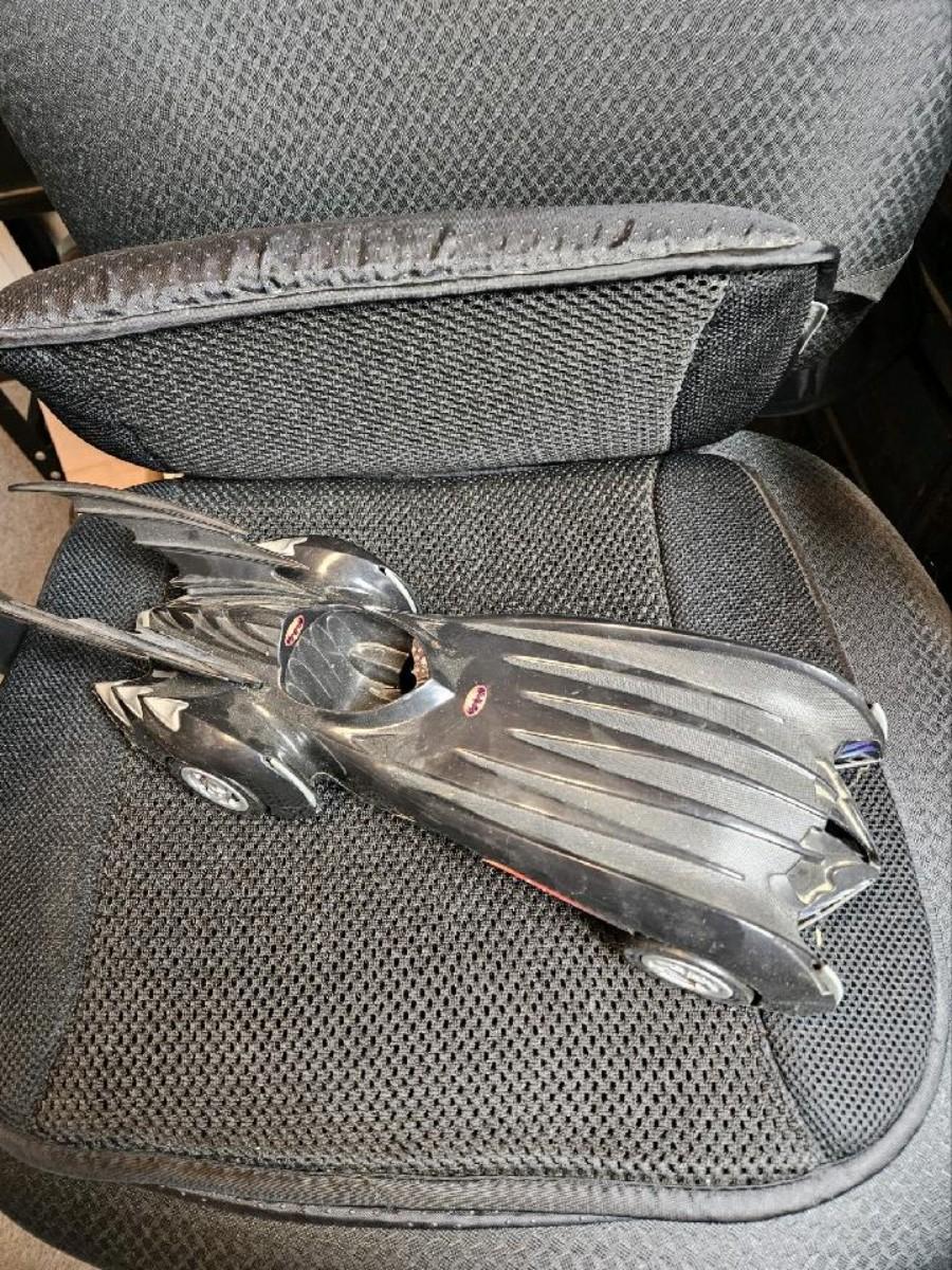 Vintage - 1997 Batman and Robin - Batmobile | EstateSales.org
