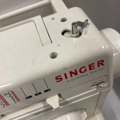 Singer Electronic Control Sewing Machine | EstateSales.org