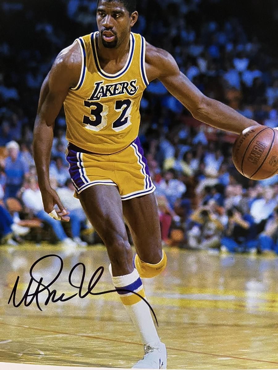 Los Angeles Lakers Magic Johnson signed photo | EstateSales.org