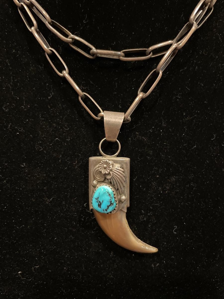 Small claw necklace | EstateSales.org