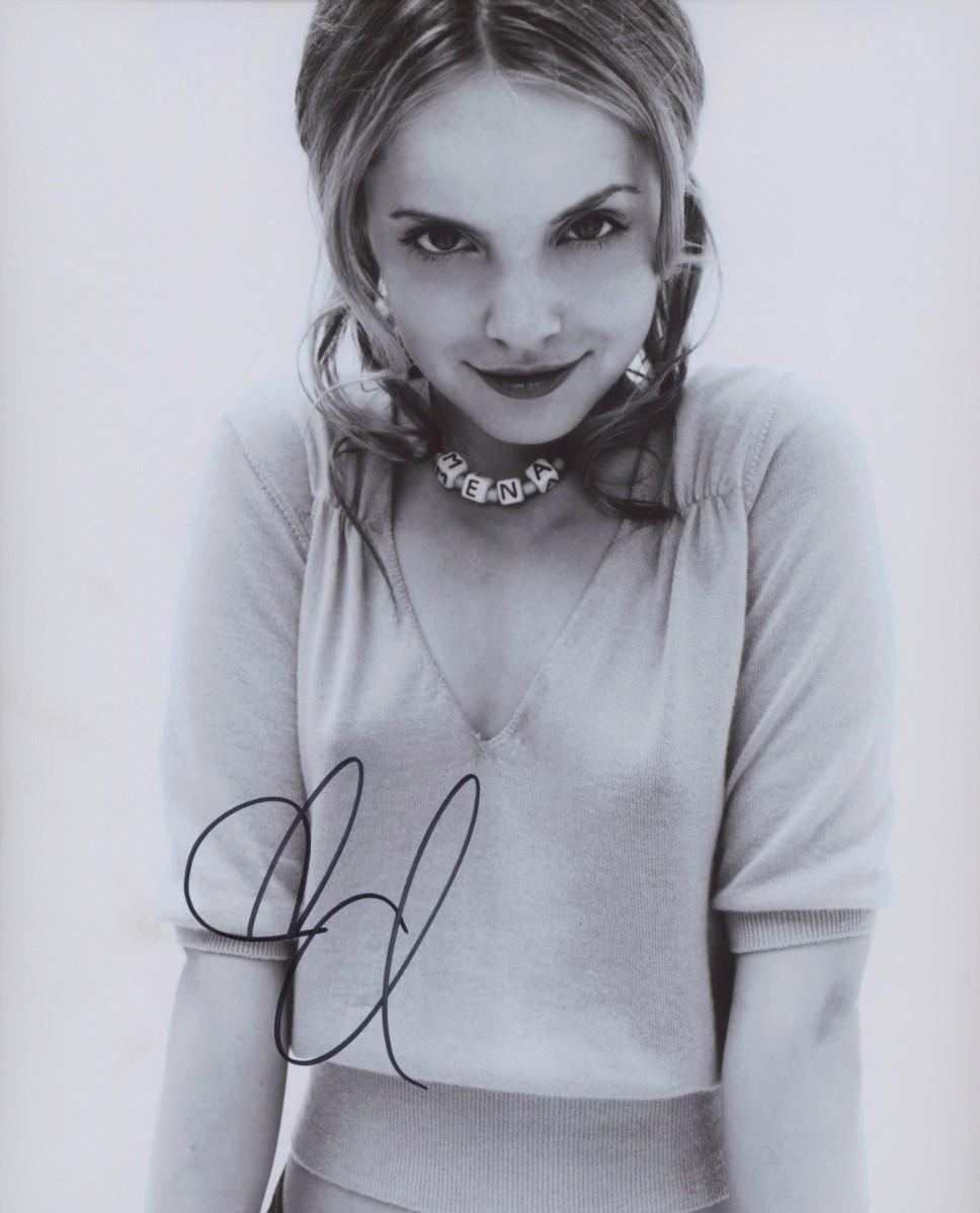 Mena Suvari signed photo | EstateSales.org