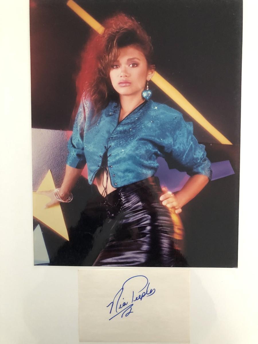 Nia Peeples signature cut and photo | EstateSales.org