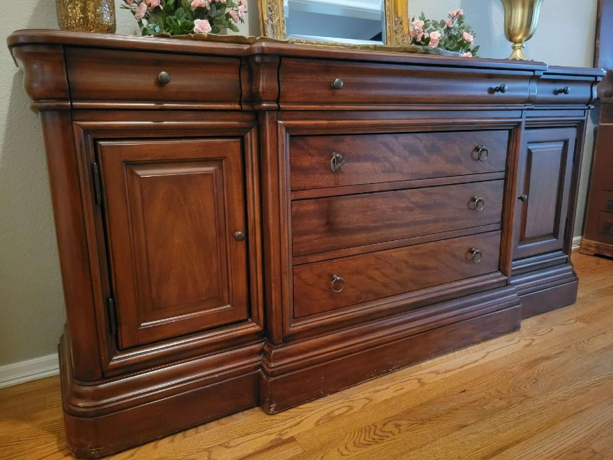 Buffet/sideboard | EstateSales.org