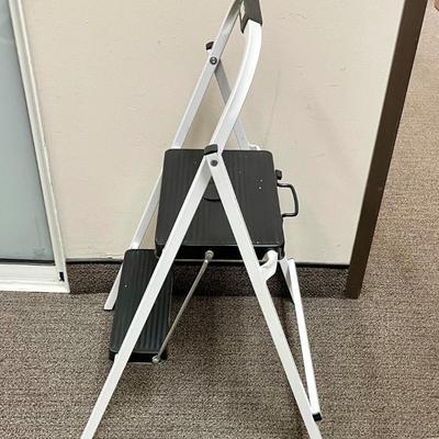 Folding Kitchen Step Ladder | EstateSales.org