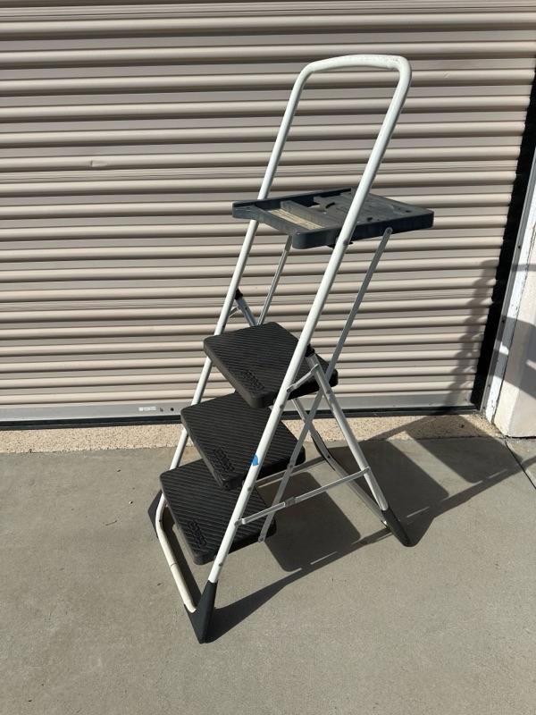 Lot 880 Cosco three step step ladder | EstateSales.org