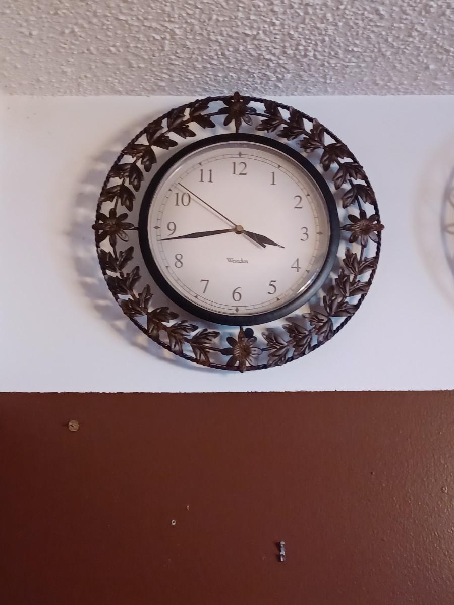 Westclox leaf clock | EstateSales.org