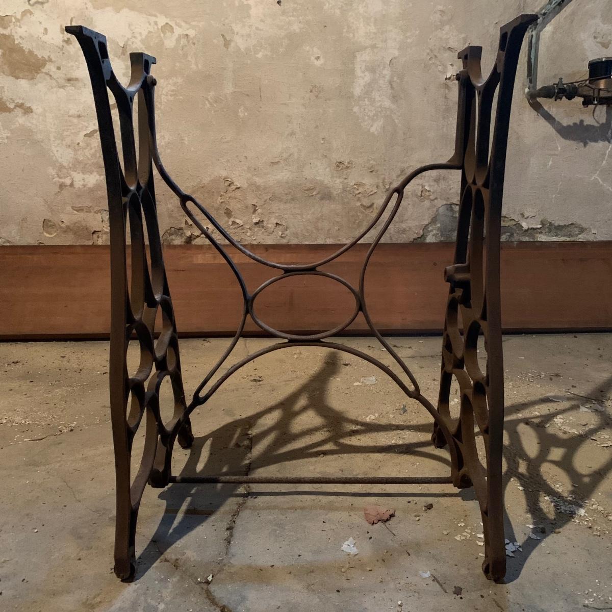 LOT 176 B: Vintage Cast Iron Sewing Machine Table Base | EstateSales.org