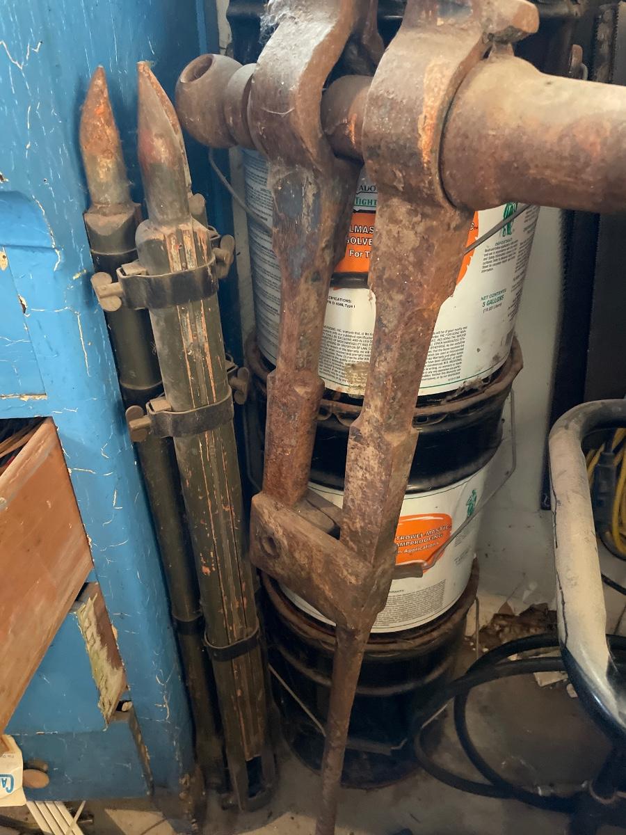 Metal hitch | EstateSales.org