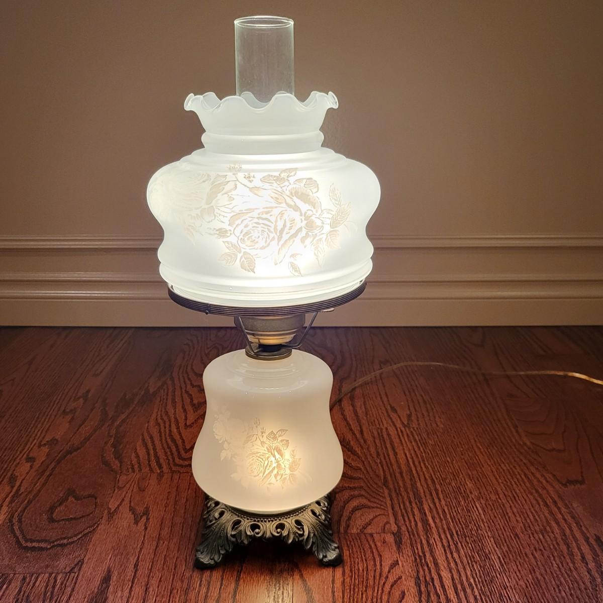 Vintage Frosted Glass Lamp | EstateSales.org