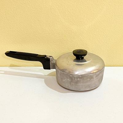 MAGNALITE CLASSIC ~ 1 Quart Lidded Double Spout Pot | EstateSales.org