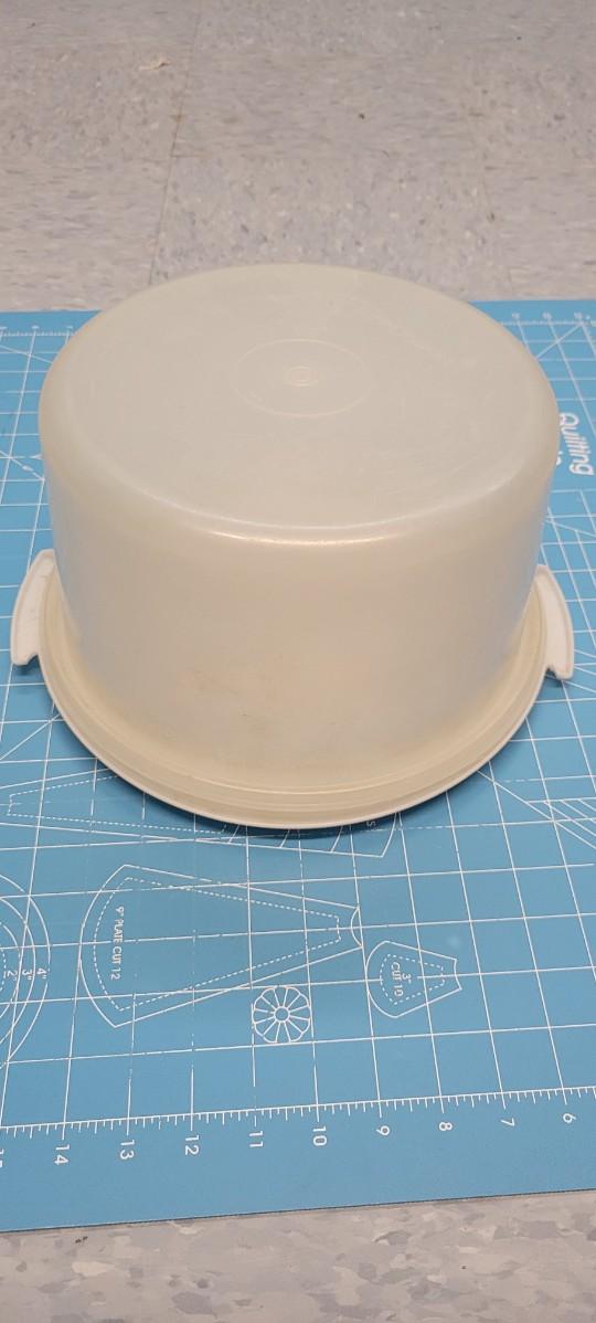 Tupperware cake pan | EstateSales.org