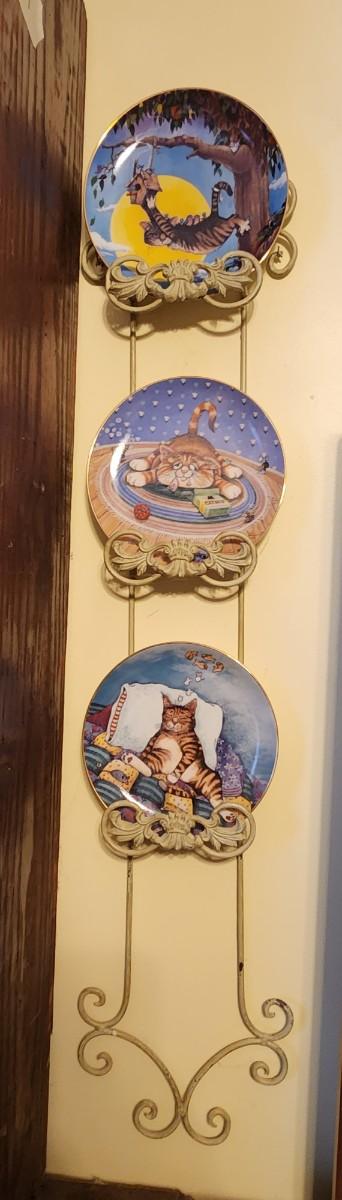 Cat plates & display case - 3 | EstateSales.org