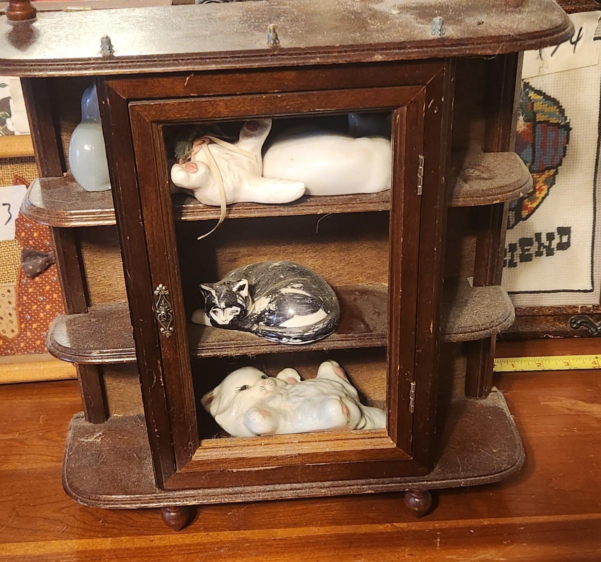 Cat display case w/cats | EstateSales.org