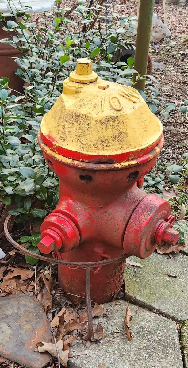 Fire hydrant red | EstateSales.org