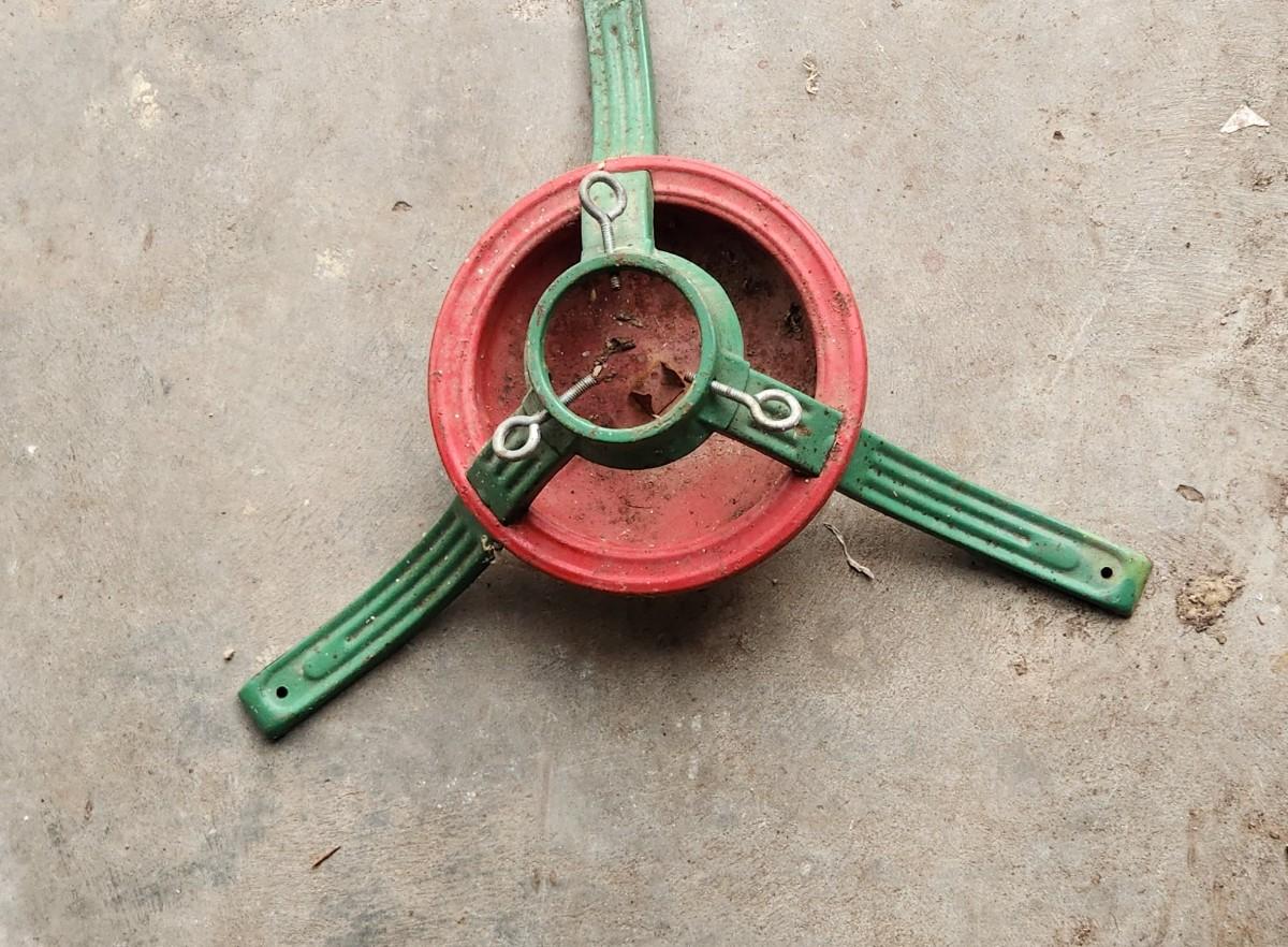 3 leg Christmas tree stand | EstateSales.org